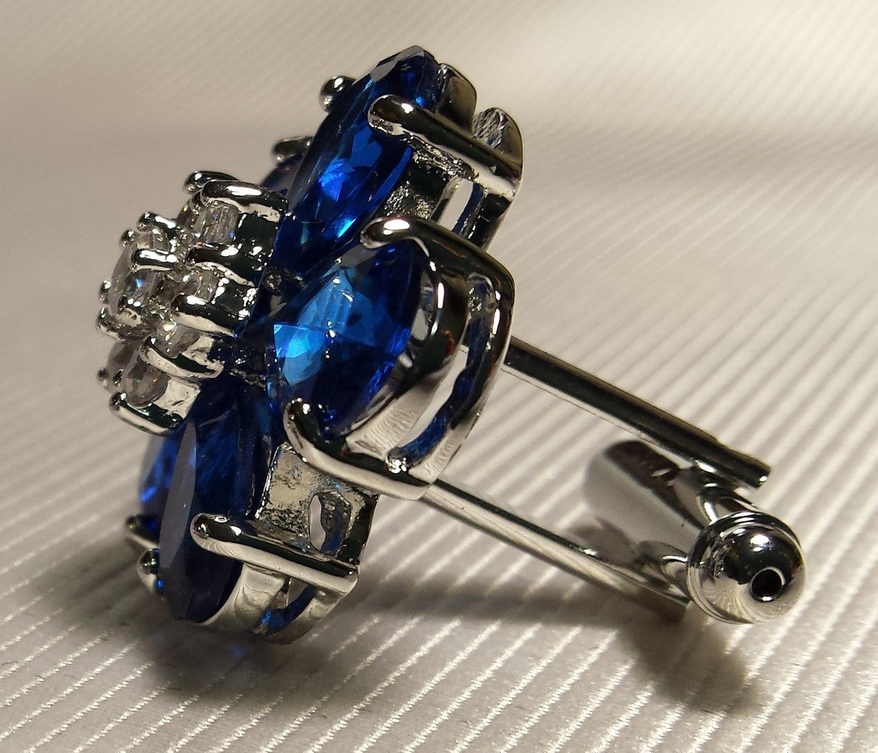 Royal Blue Crystal Flower Cuff Links – GentlemanJoe